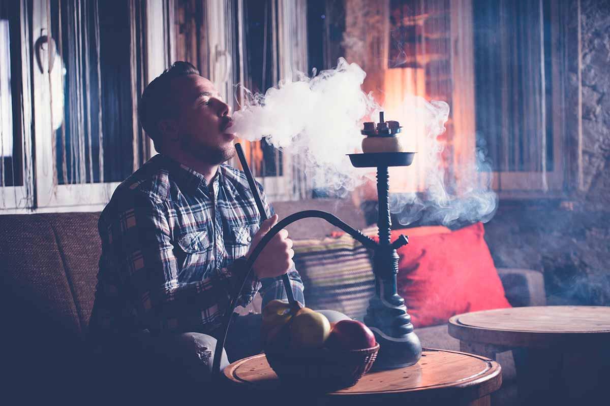 O narguilé é mais nocivo para os pulmões do que o cigarro? - GreenMe.com.br