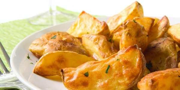 Batata assada: 10 dicas para fazer batatas douradas e crocantes - greenMe