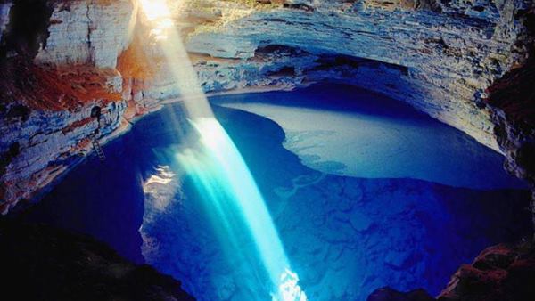 A água cristalina da caverna do Poço Azul: o que é e quando visitar ...