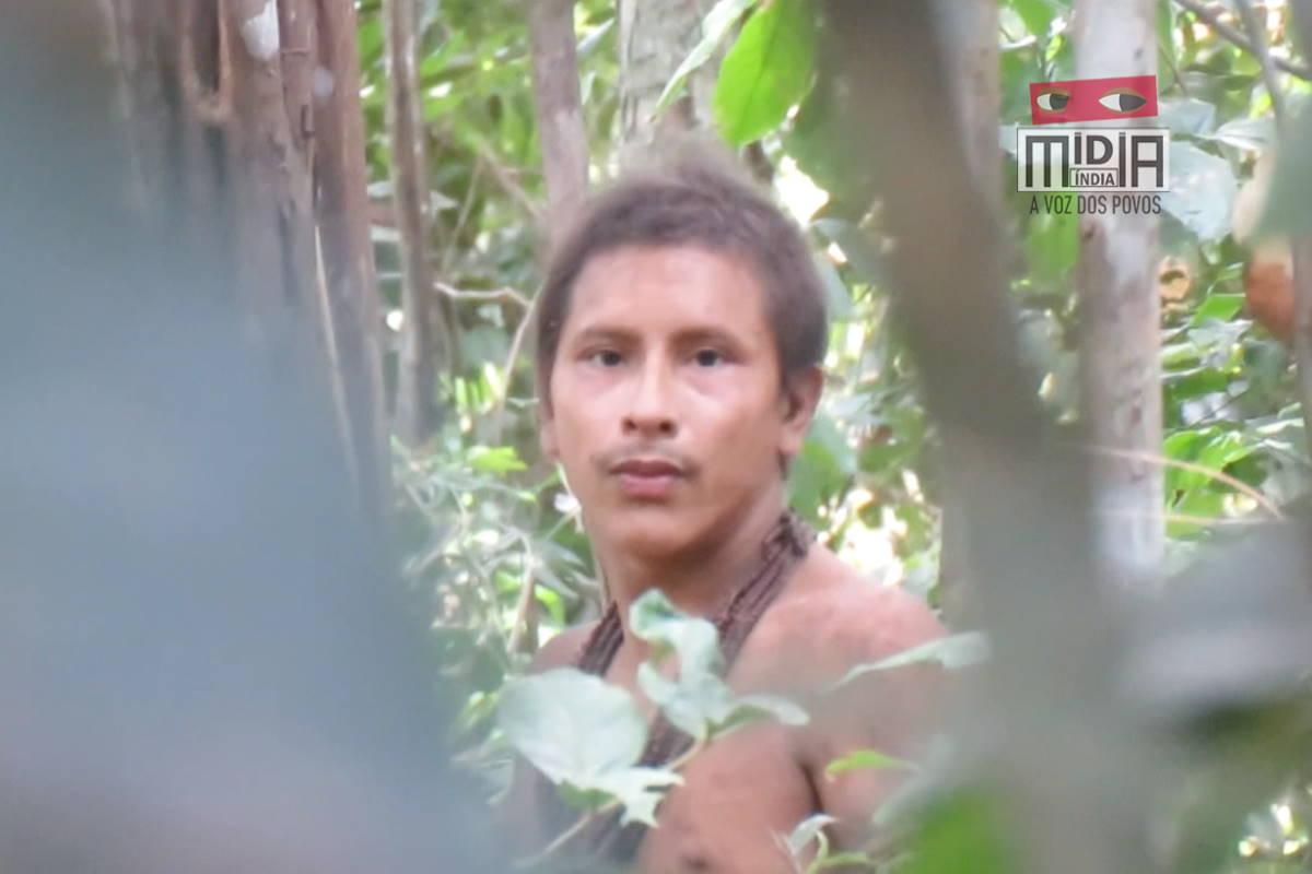 As raras imagens de uma tribo indígena isolada ameaçada pelos ...